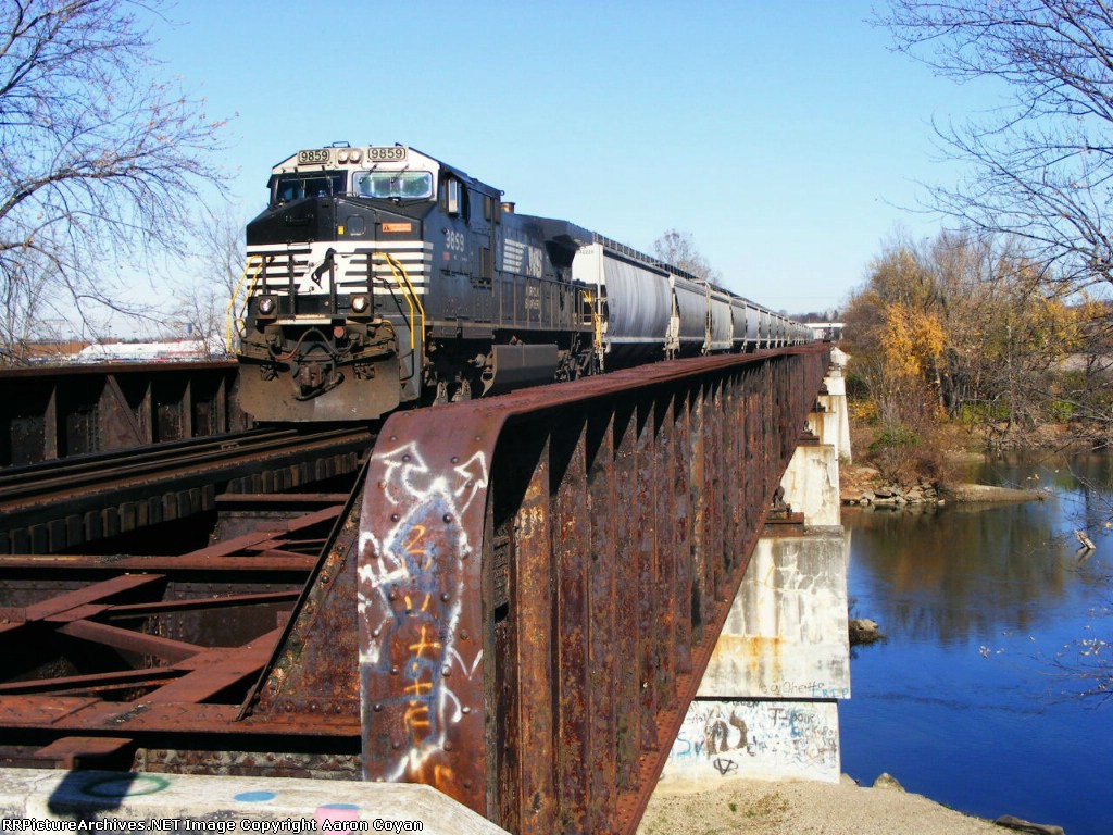 NS EB freight 186 crossing the Scioto River